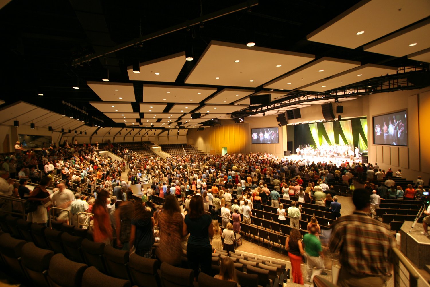 Church of the Highlands: Modern Auditorium Church – Magic City Religion